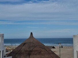 Quarto triplo, vista parcial para o mar | Wi-Fi de cortesia, roupa de cama