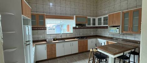 Casa família | Cozinha privada | Geladeira, micro-ondas, talheres/pratos/utensílios de cozinha