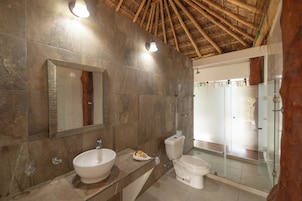 Bungalow, 1 cama king-size, vista para a piscina | Casa de banho | Um polibã, um secador de cabelo, toalhas fornecidas, sabão
