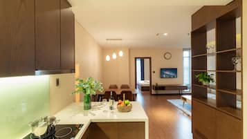 Quarto, varanda | 1 quarto, minibar, secretária