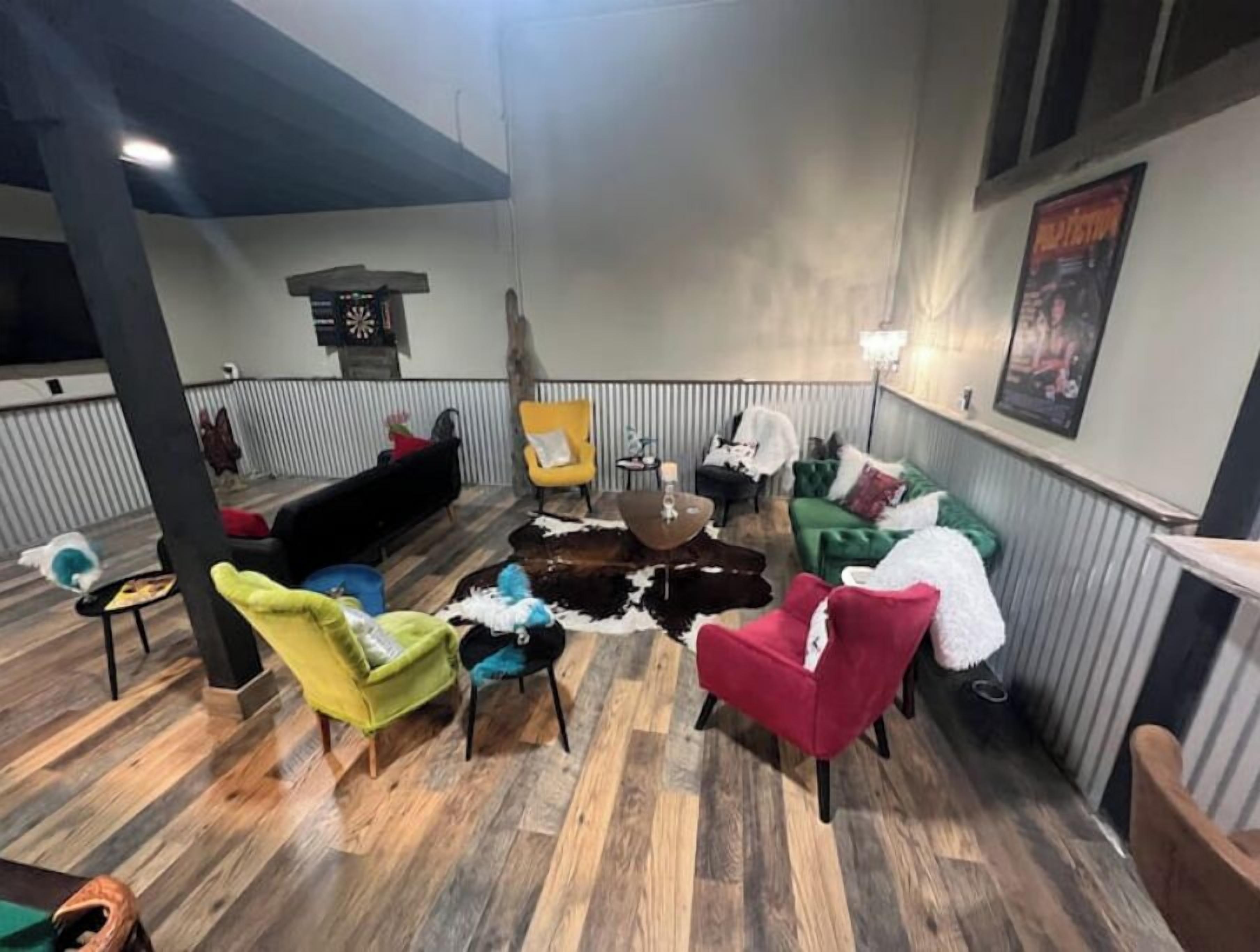 Bar, Pool Table, Dart Board And 2 Bedrooms, What Else Do You Need? - Redmond, OR