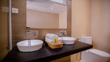 Suite Familiar, vista para o lago (Deluxe Family Suite, Lake View) | Casa de banho | Toalhas fornecidas, sabão, champô, papel higiénico