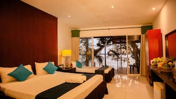 Quarto Triplo Deluxe, vista para o lago | 1 quarto, secretária