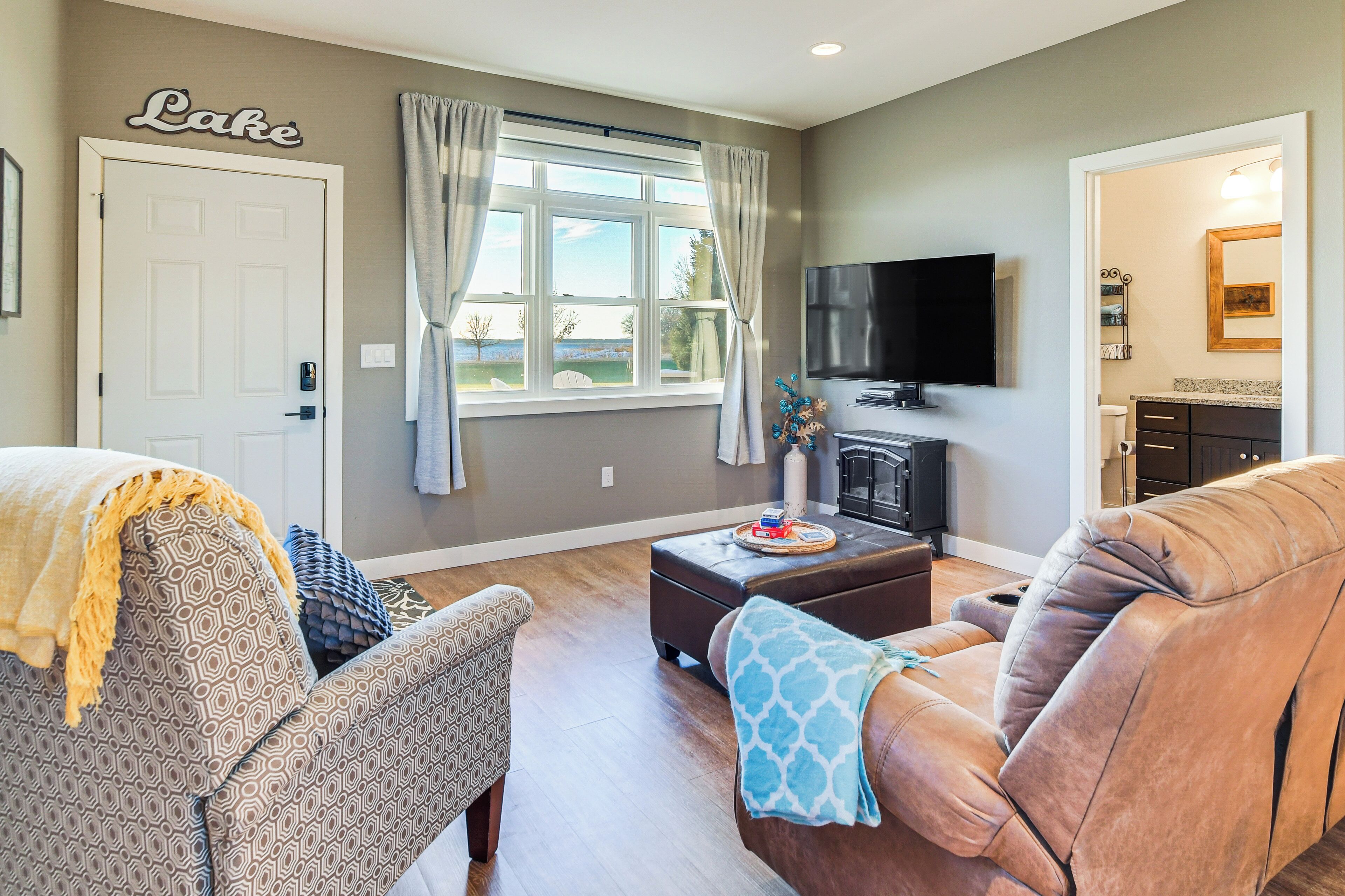 Lakefront Gem: Grills & Fire Pit In Dent - Dent, MN