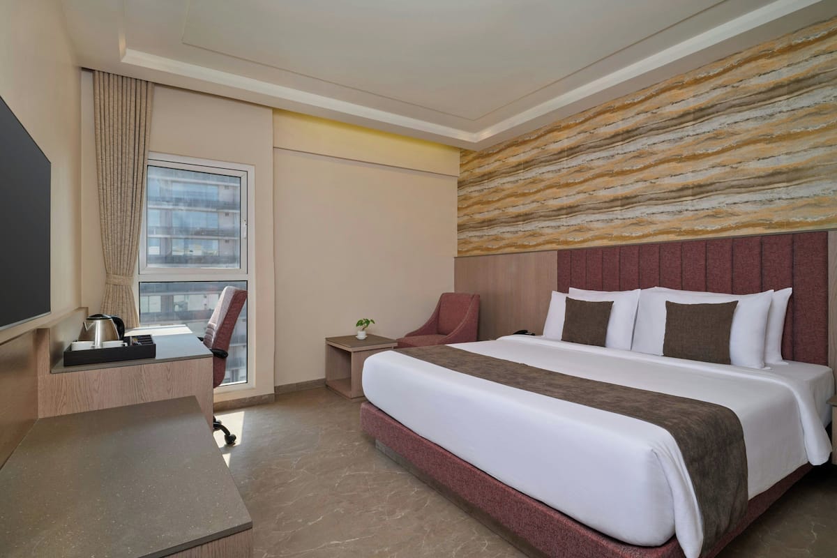 Quarto, 1 cama king-size (no view) | Secretária, secretária adequada para computadores portáteis