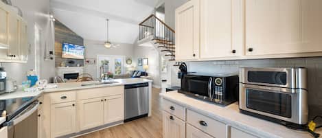Condo com design assinado, 3 quartos, lareira, ao lado do lago | Cozinha privada | Geladeira, micro-ondas, fogão, cooktop