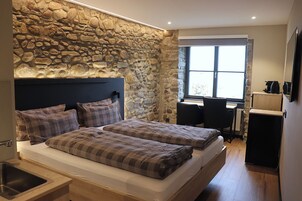 Quarto Duplo, vista para o lago | Cofre no quarto, secretária 