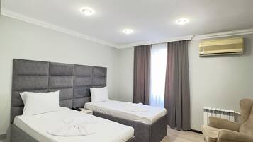 Quarto Duplo ou Twin Deluxe, Vista para a cidade | Wi-fi grátis