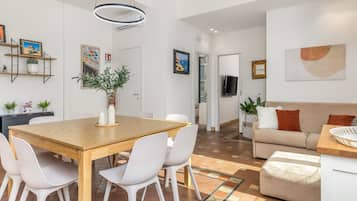 Condo luxo | Frigobar, cofres nos quartos, escrivaninha