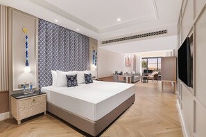 Quarto Club, 1 cama king-size, banheira de hidromassagem grande | Casa de banho | Produtos de higiene exclusivos, um secador de cabelo, roupões, chinelos 