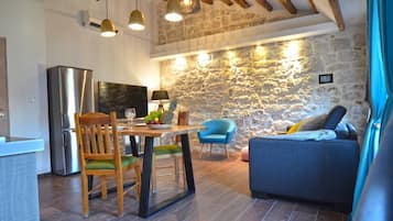 Apartamento (One Bedroom Apartment) | Sala | Televisor de ecrã plano de 32 polegadas com canais via satélite