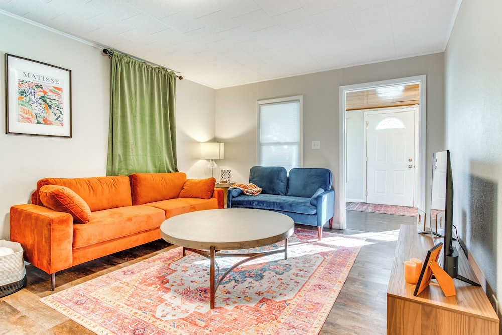 Hike, Boat & Fish: Dog-friendly Robinson Home - Illinois