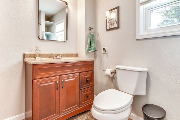 Hike, Boat & Fish: Dog-friendly Robinson Home - Illinois