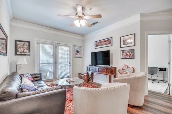 1 Mi To Uga: Charming Athens Condo W/ Balconies! - Athens, GA