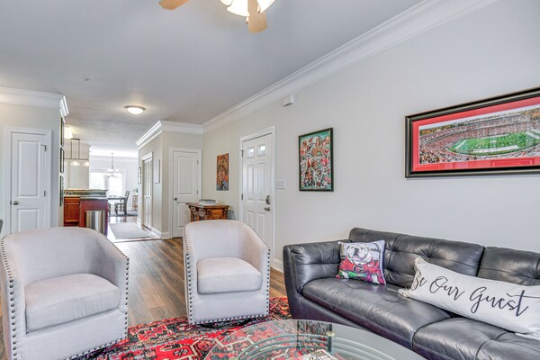 1 Mi To Uga: Charming Athens Condo W/ Balconies! - Athens, GA