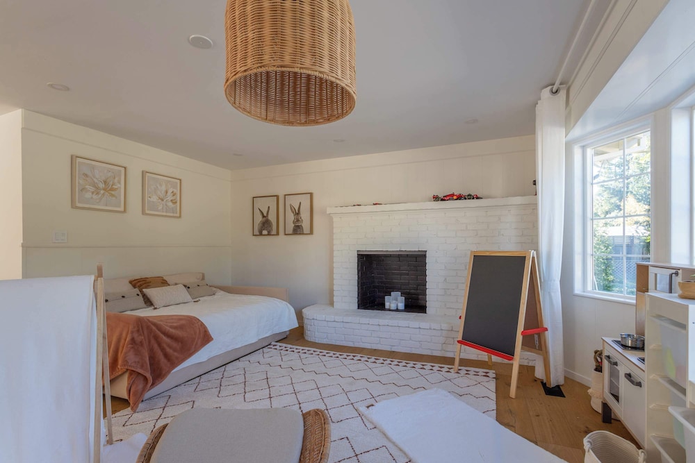 Modern Farmhouse on 1 Acre | Steps to Park | w/ Spa - Sebastopol | Vrbo