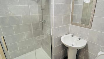 Quarto Twin | Casa de banho | Toalhas fornecidas, sabão, champô, papel higiénico