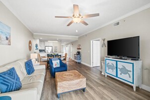 Apartamento em Condomínio Fechado, vista para o oceano | Sala de estar | Smart TV de 42 de polegadas com canais digitais, Netflix, Hulu