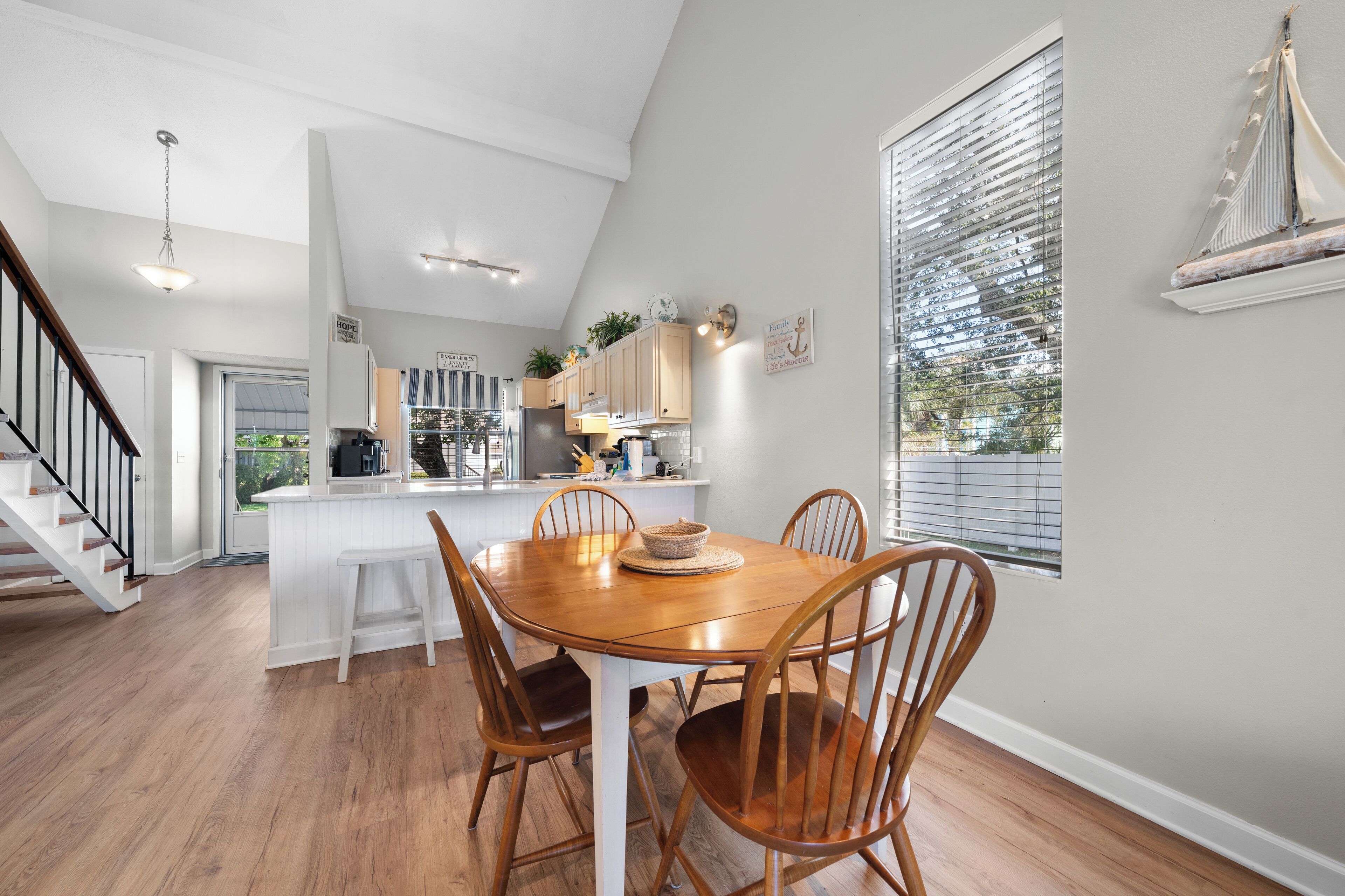 Condo conforto, 3 quartos, cozinha, vista para o jardim | Opções para refeição no quarto