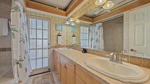 Casa, 3 quartos | Banheiro | Toalhas de banho, shampoo