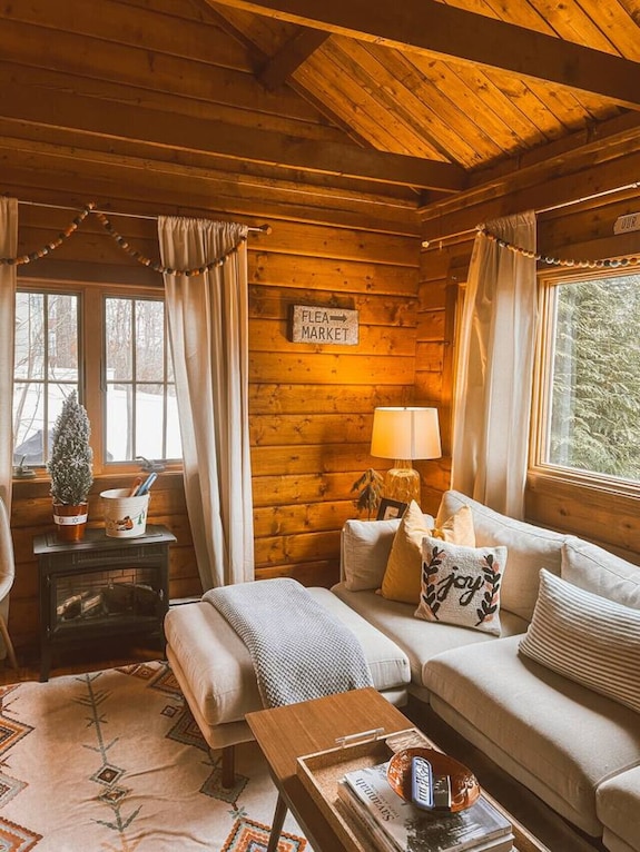 The Little Lake Cabin With Hot Tub - Squantz Pond, CT