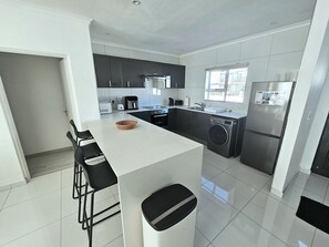 Apartamento, pátio, vista para o mar | Cozinha privada | Uma chaleira elétrica 