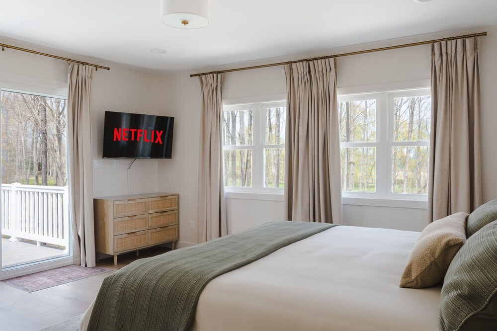 Modern Retreat • Hot Tub • Pond • Fire Pit - Pullman | Vrbo