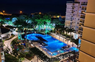 Fachada da propriedade à noite