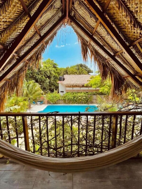 Quarto triplo, sacada, vista para a piscina