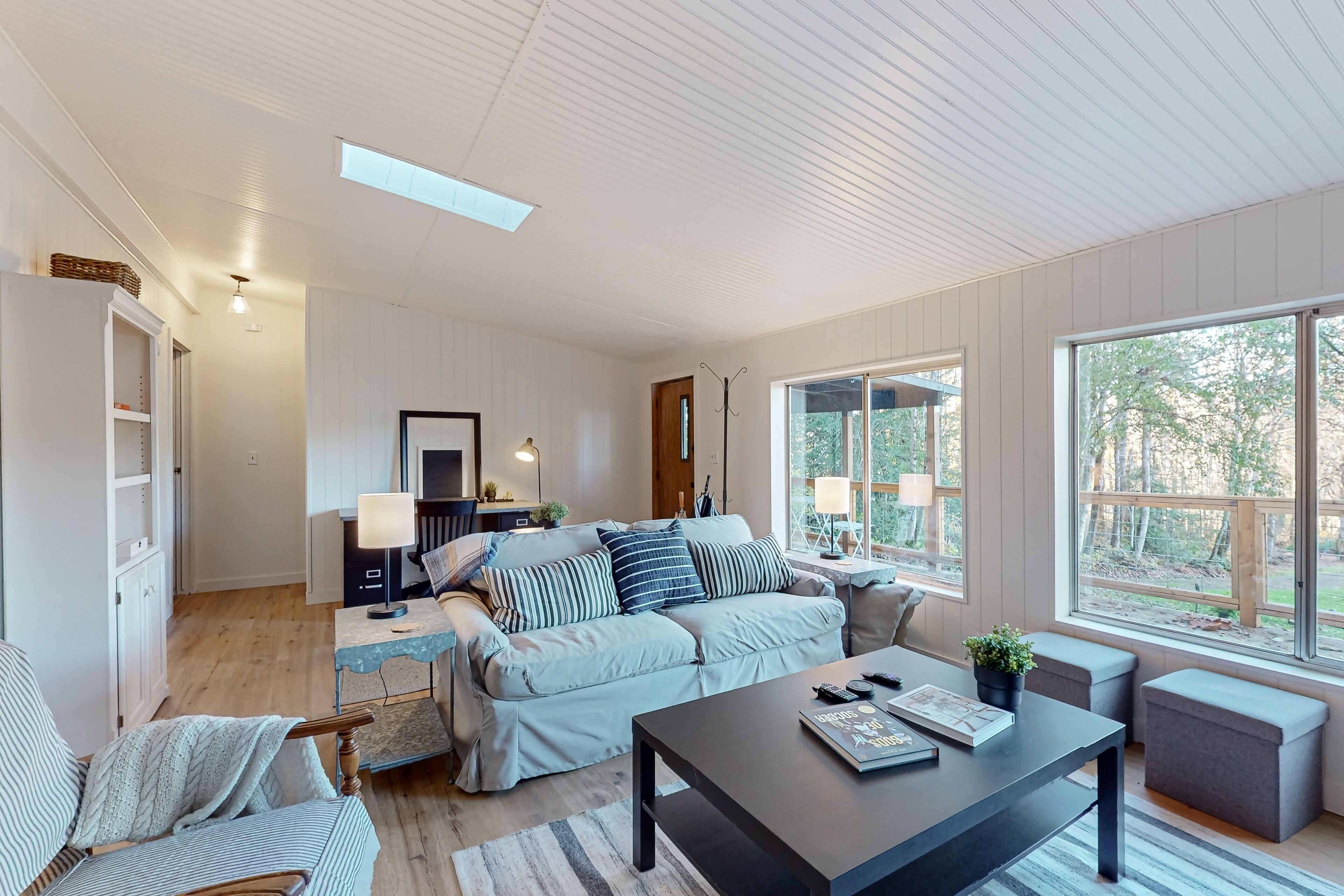 Charming Modern Farmhouse With Water Views, Fire Pit, Bbq Grill - Shelton, WA