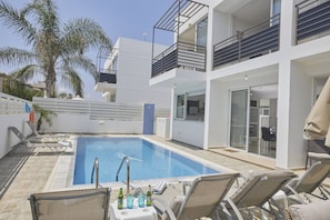 Villa, 3 quartos, varanda, vista para o jardim | Piscina | Piscina exterior 