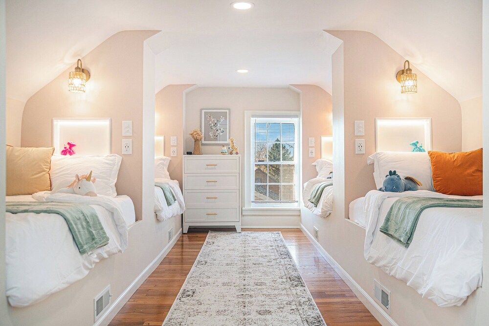 Dundee Gem, heated salt water pool, holiday décor - Omaha | Vrbo