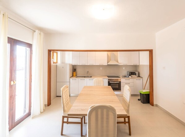 Apartamento (Three Bedroom Apartment with Terrace) | Cozinha privada | Um frigorífico