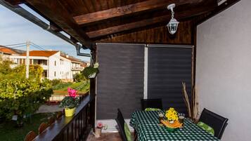 Apartamento (Two Bedroom Apartment) | Varanda