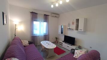 Apartamento (Two Bedroom Apartment) | Sala | Televisor de ecrã plano de 32 polegadas com canais por cabo