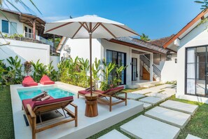 Terraço com espreguiçadeiras