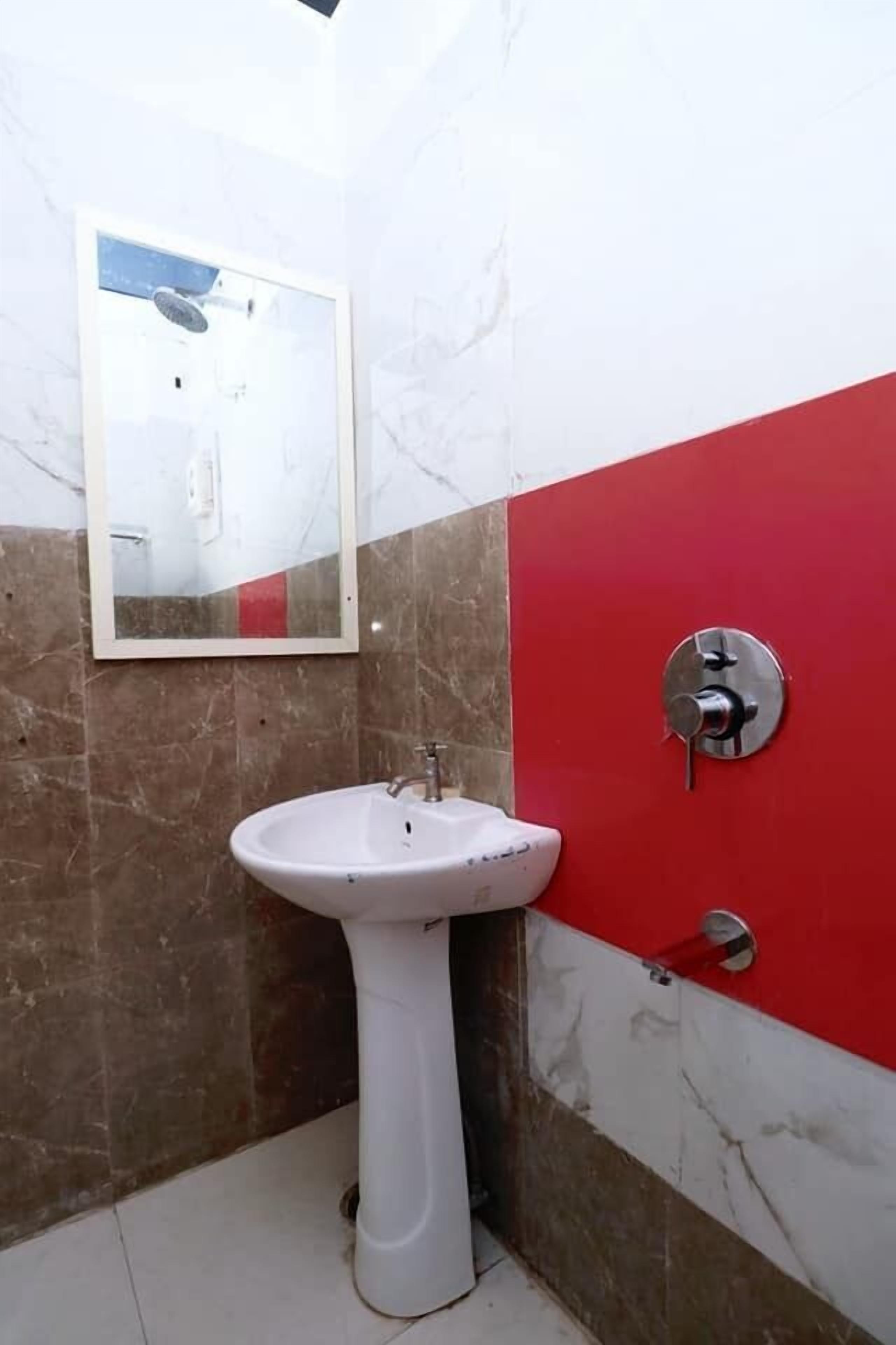 Quarto Deluxe, varanda, Vista para a cidade | Casa de banho | Um polibã, toalhas fornecidas, sabão, papel higiénico 