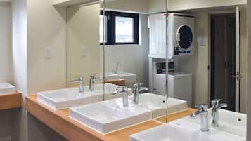 Um polibã, um secador de cabelo, chinelos, toalhas fornecidas