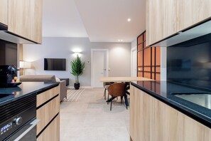 Apartamento superior | Cozinha privada | Geladeira grande, micro-ondas, fogão, cooktop