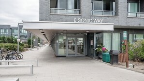 Entrada de um prédio com uma placa que diz "6 SONIC WAY".