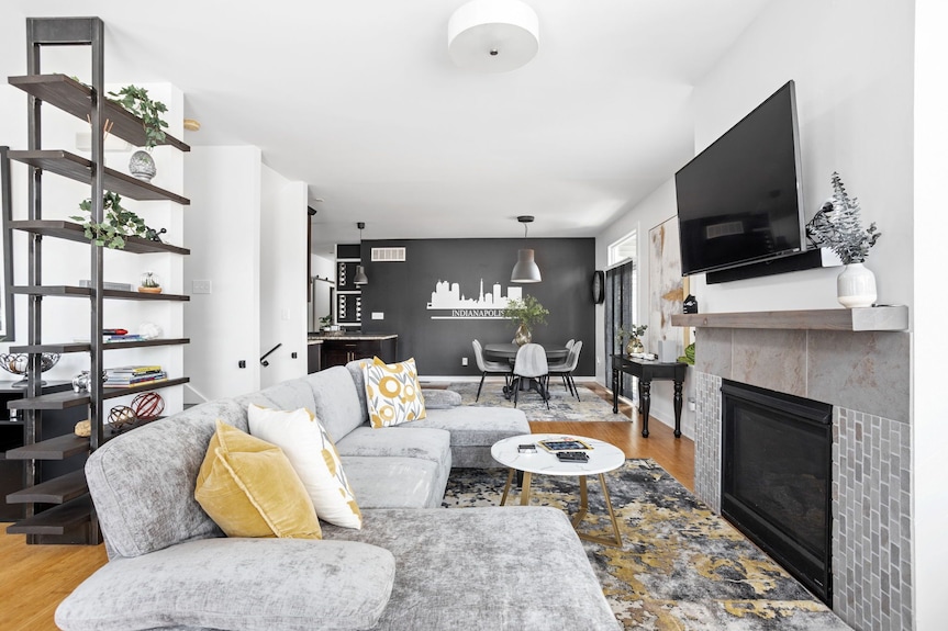 Indy Experience House / Movie Theater, Patio, Office, Private Parking - Butler University, Indianapolis