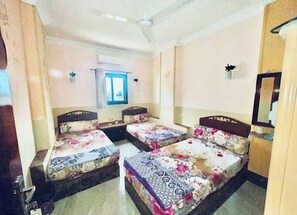 Quarto triplo básico | Cofres nos quartos, Wi-Fi de cortesia