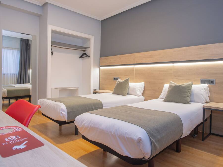 Quarto triplo básico, 3 camas de solteiro | Escrivaninha, espaço de trabalho para notebook, quartos à prova de som