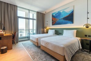 Suite Familiar | Minibar, cofre no quarto, secretária, cortinas/cortinados opacos 