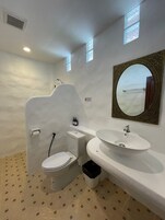 Um polibã, toalhas fornecidas, sabão, champô 