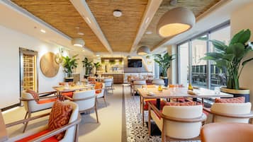 Café da manhã com buffet todos os dias (AED 70 por pessoa)