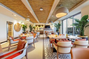 Pequeno-almoço tipo buffet diário (70 AED por pessoa) 