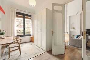 Apartamento Premium, 3 quartos | 2 quartos, secretária adequada para computadores portáteis 