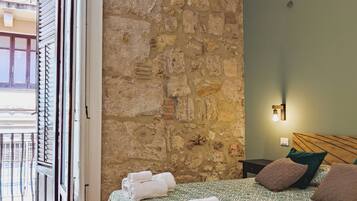 Quarto Superior, varanda | Com decoração personalizada, com mobília individualizada, secretária