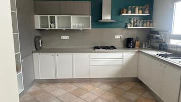 Villa Deluxe | Cozinha privada | Um frigorífico/congelador grande